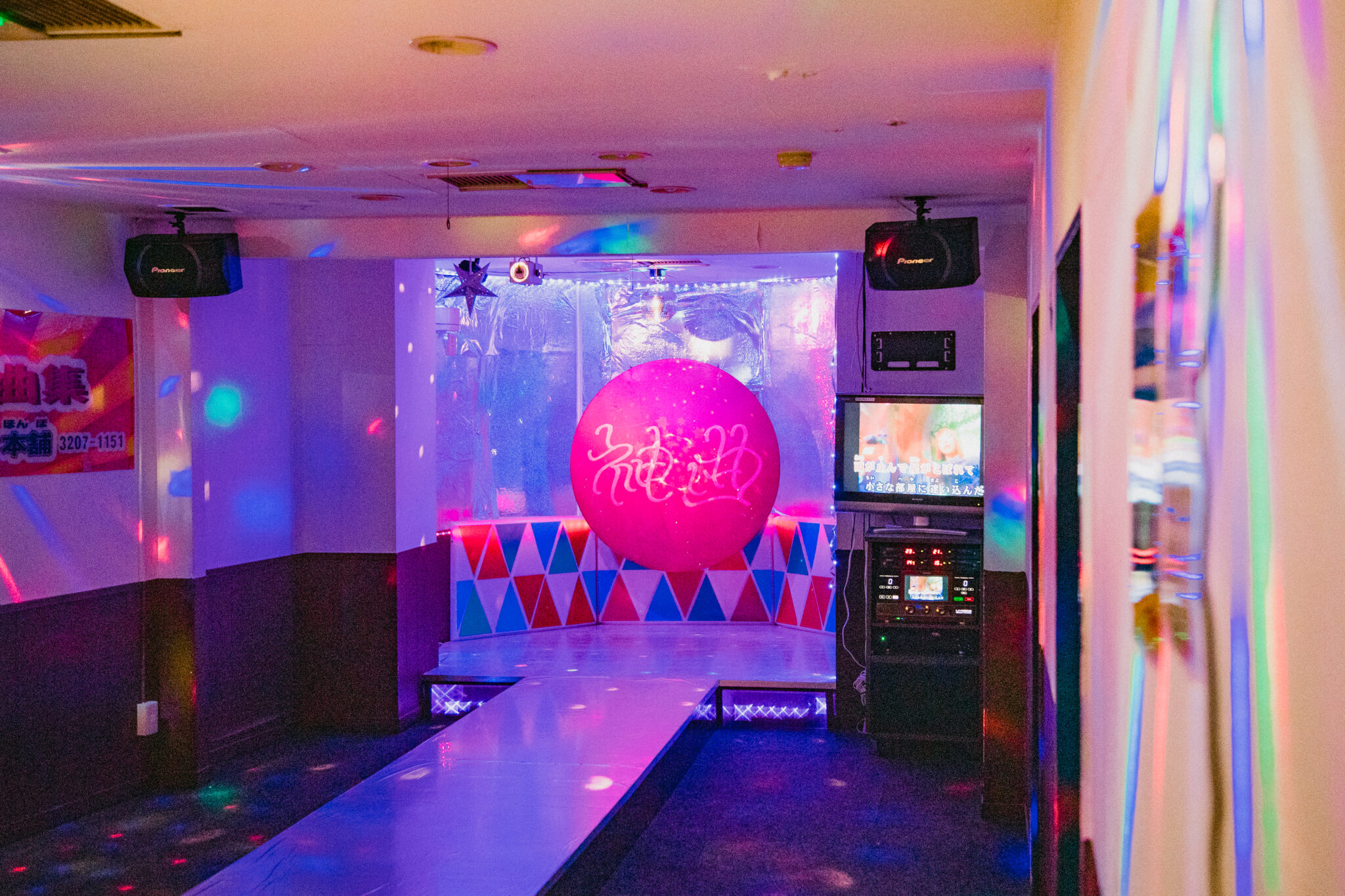 歌舞伎町の新アートプロジェクト第一弾。Chim↑Pom from Smappa!Groupが見出した「奈落」から見上げるものとは ...