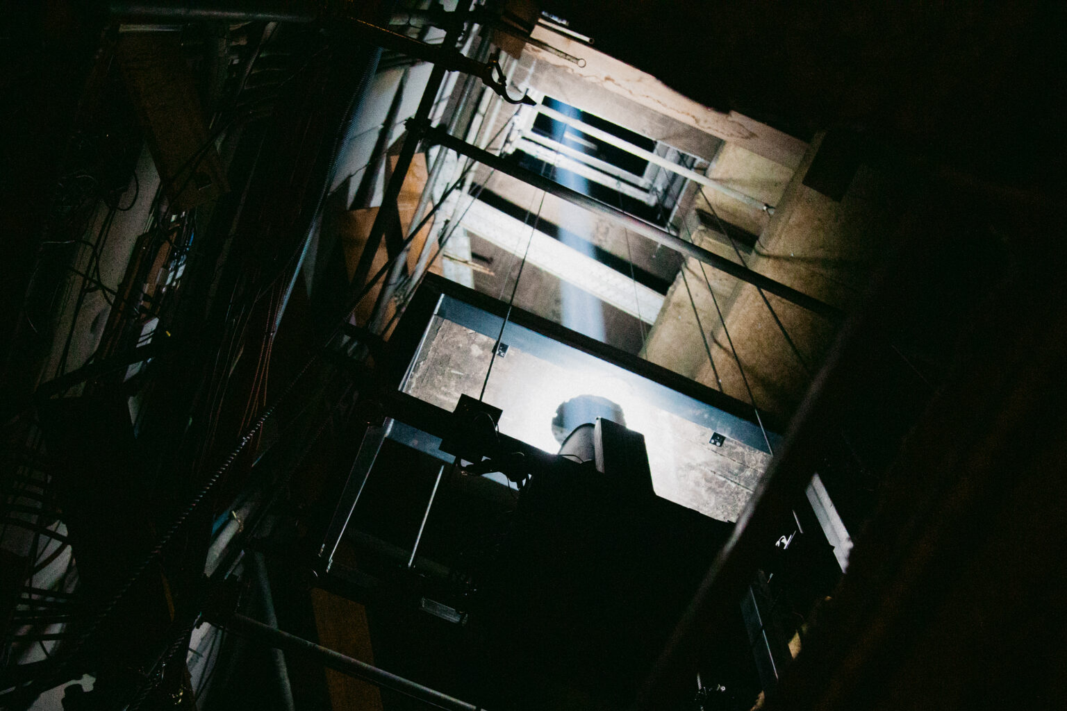 歌舞伎町の新アートプロジェクト第一弾。Chim↑Pom from Smappa!Groupが見出した「奈落」から見上げるものとは ...