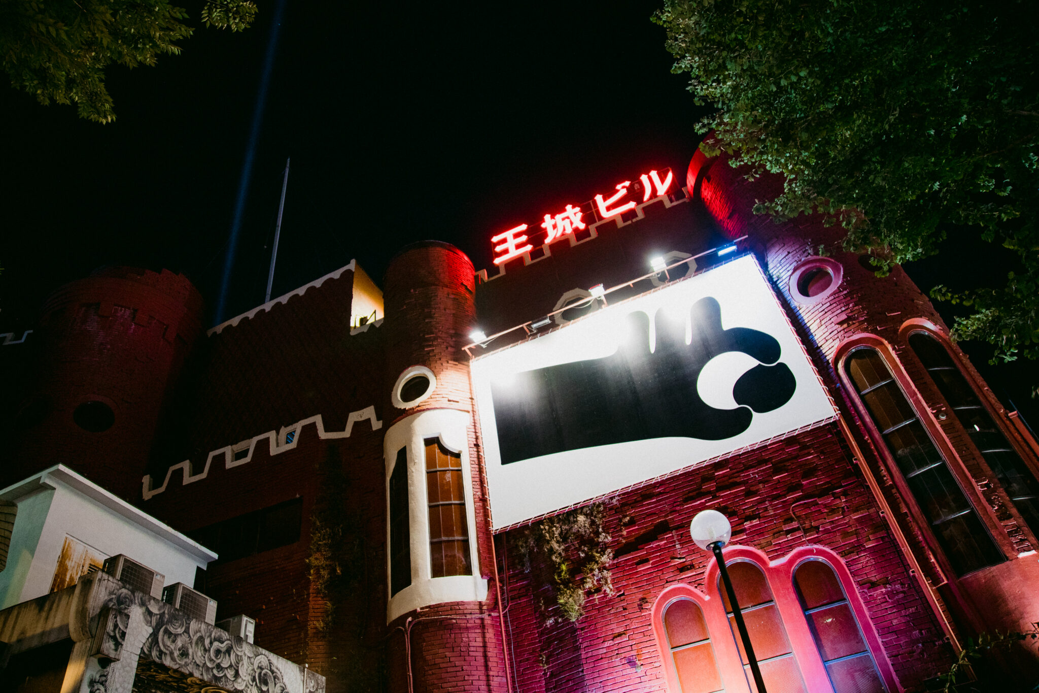 歌舞伎町の新アートプロジェクト第一弾。Chim↑Pom from Smappa!Groupが見出した「奈落」から見上げるものとは ...